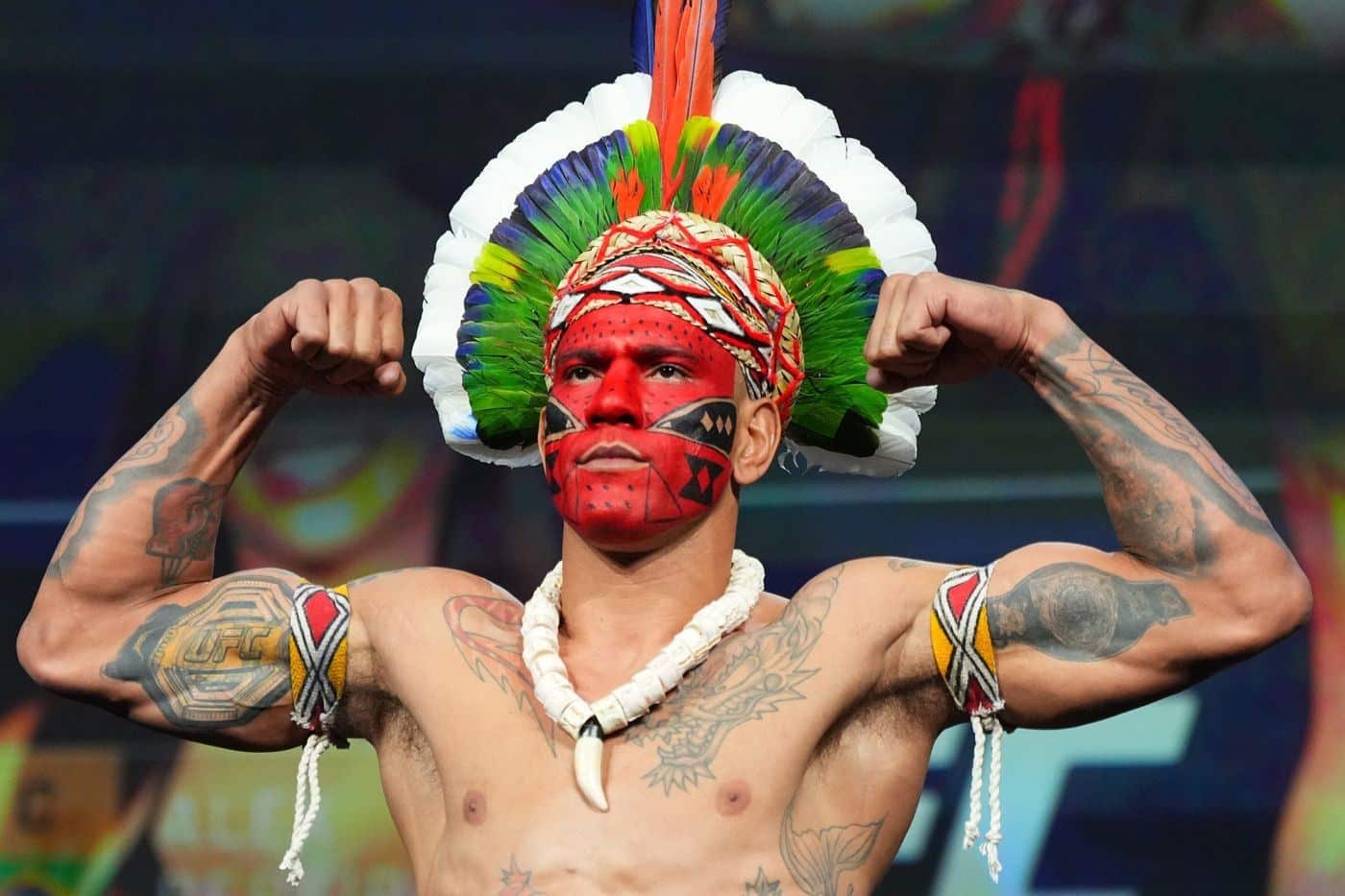 Kdo je Alex Pereira a proč po soupeřích symbolicky střílí šípy? - DEEP MMA